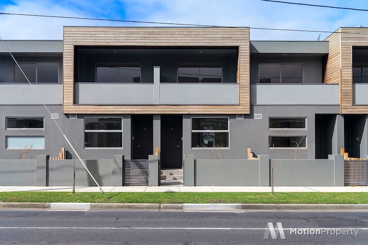 2 Bedroom Townhouse Close To Shops And Trains - Australia