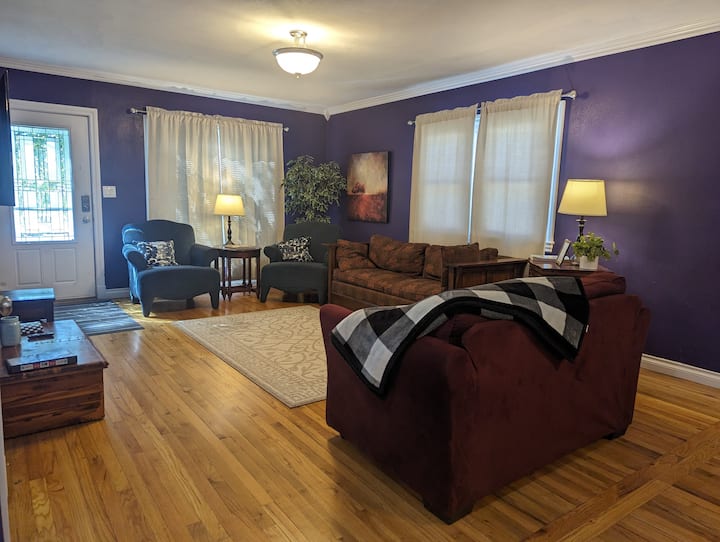 Spacious Home W/ Central Air/ Custom 1950s Kitchen - Cheyenne, WY