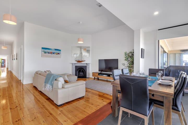Henley Beachfront Stunner-4 Bedroom-100m To Square - Adelaide