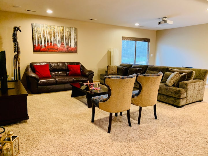 Beautiful Home 3br/2ba W/parking - Iowa City, IA