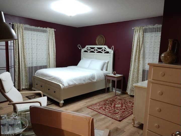 Beautiful Private Suite - Self Check-in - Brookfield, WI