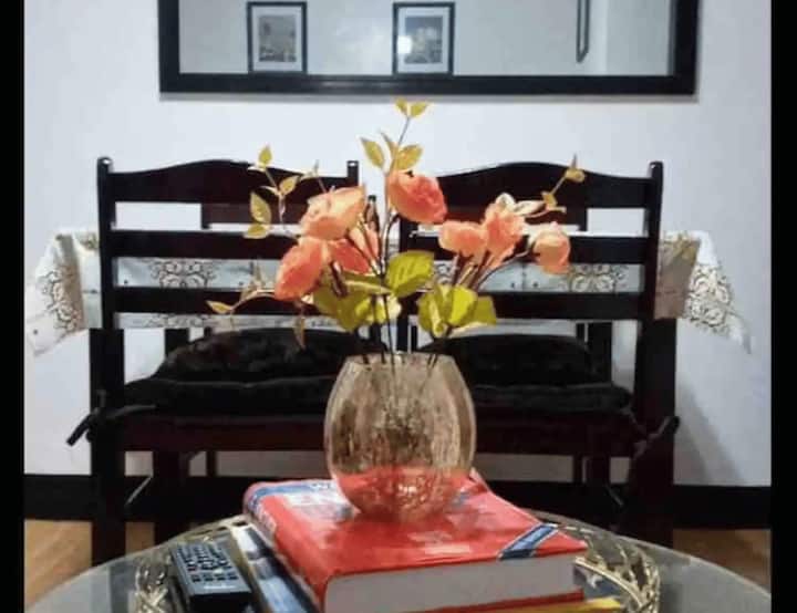 Estiens Cozy Condo2 W/unli Wifi, Netflix &Kitchen - Bacoor