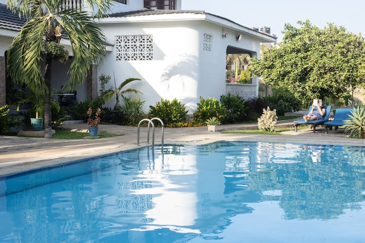 Poolside Serenity: Grand Retreat With A King Bed - Mombasa