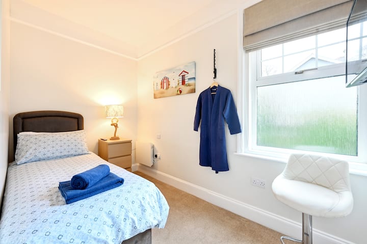 Single Room Called Clouseau - Hastings