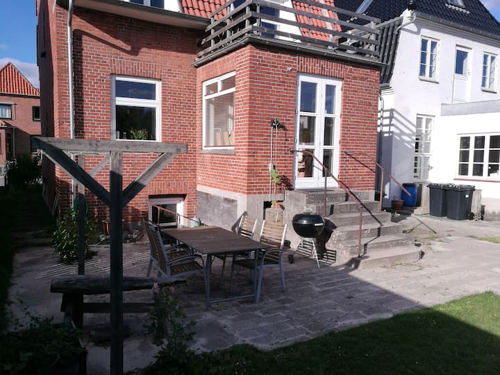 Dejlig Lys Lejlighed Beliggende På Stille Villave - Odense