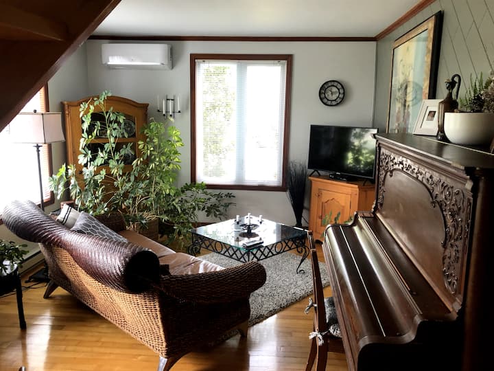 Jolie Maison Champêtre De Style Chalet Urbain - Beloeil