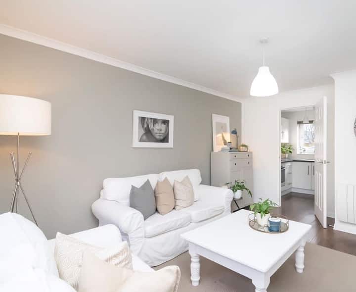 Two-bedroom City Flat With Free Private Parking - Edinburgh