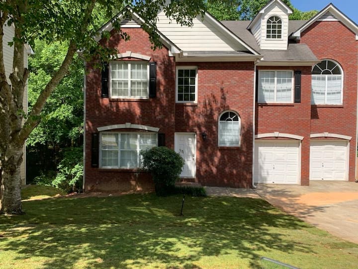 Mcguire - Spacious 4-bedroom House In Kennesaw - Kennesaw, GA
