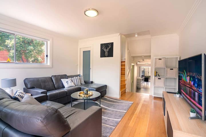 Air Conditioned Modern 3 Bedroom House 4 Bed 7 Pax - Surry Hills