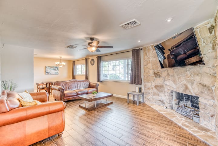 Mid-century Modern Gem | Fast Wi-fi & Comfort ~ - Fresno, CA