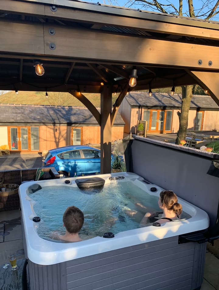 Hot Tub, 1 Bedroom Lodge,wifi, Parking, 5* Rated - Oldham