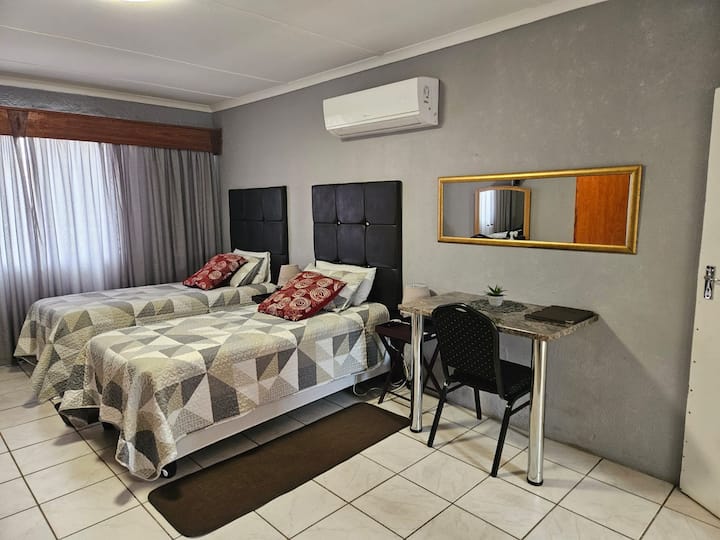 Ideal Unit For 2 Sharing With Kitchen And Bathroom - De Aar