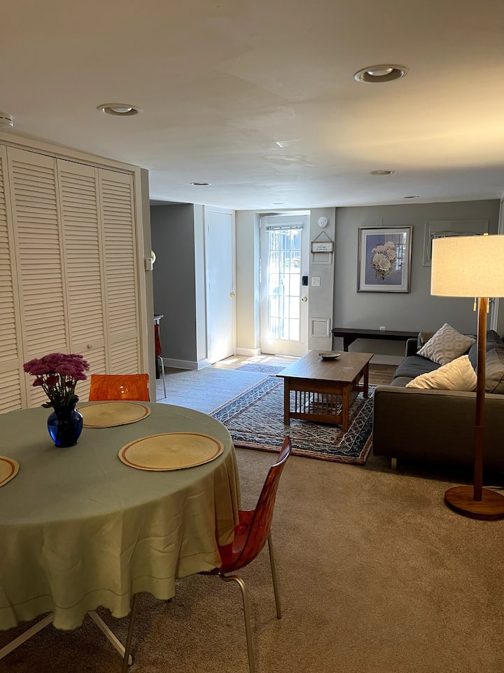 Cozy & Convenient Retreat In Lively Neighborhood - Washington, DC