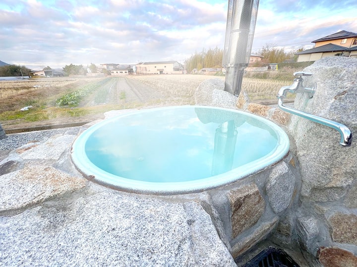 [Omome and Ofuro - Inagiya - 1 pair per day] The open-air Goemon bath ...