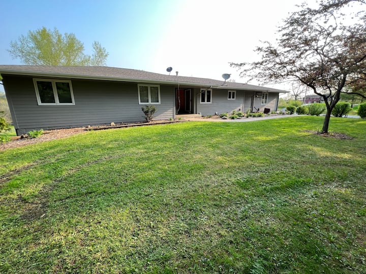 7 Br 4 Bath 5,000 Sq Ft Home W/gymnasium On 4acres - Walnut Woods State Park, West Des Moines