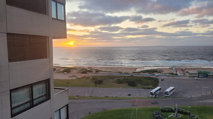 Cerca De Todo, Piso 12 V/mar, Cochera, Familiar. - Uruguay