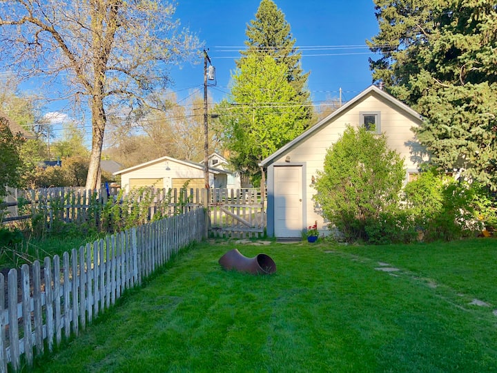 Yellow Dogs Cottage: Unique Large Downtown Cottage - Bozeman, MT