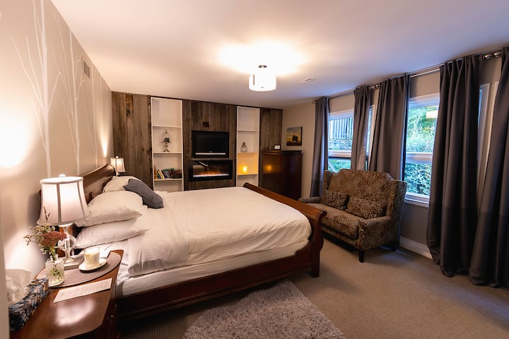 King Suite - Lower Level {Summit Room} - Creemore