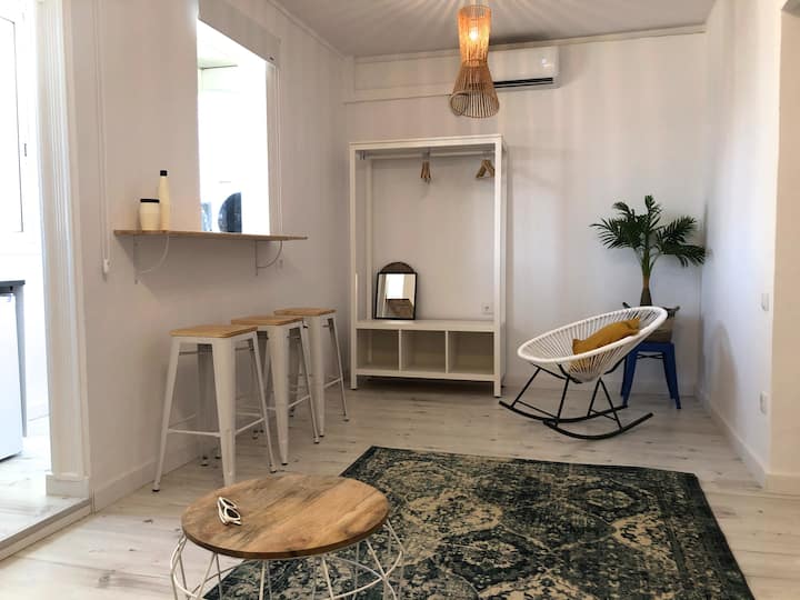12 Min Walk To Beach. 15 Min By Metro To Ramblas. - Badalona