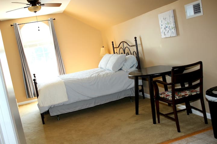 Private Travel Nurse Frog Studio Overlooking Pool - Camden, SC