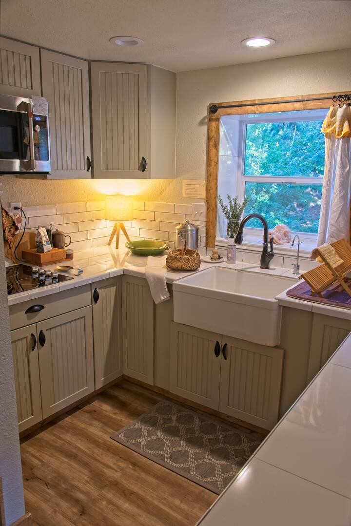 Cedar Tree Library Cottage Dogs Ok - Happy Valley, OR