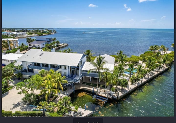 House Ocean Front With Private Beach And Boat Dock - Key Largo, FL