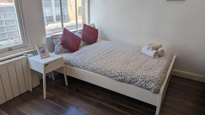 Studio 11 - 2nd Floor Front - London