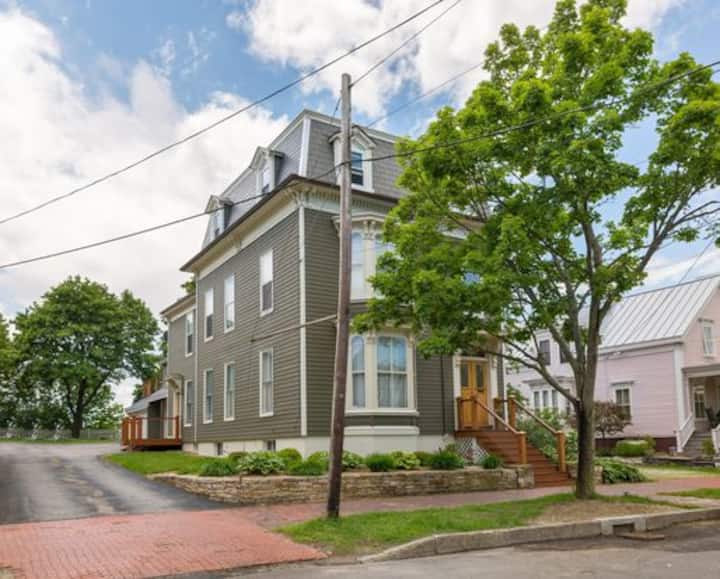 Spacious East End Retreat Walk To Great Food & Fun - Portland, ME