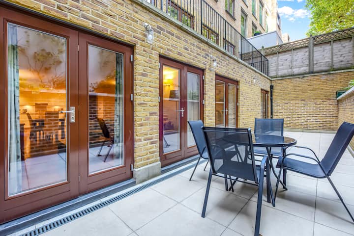 Spacious Two Bedroom Apartment With Private Patio - Central London