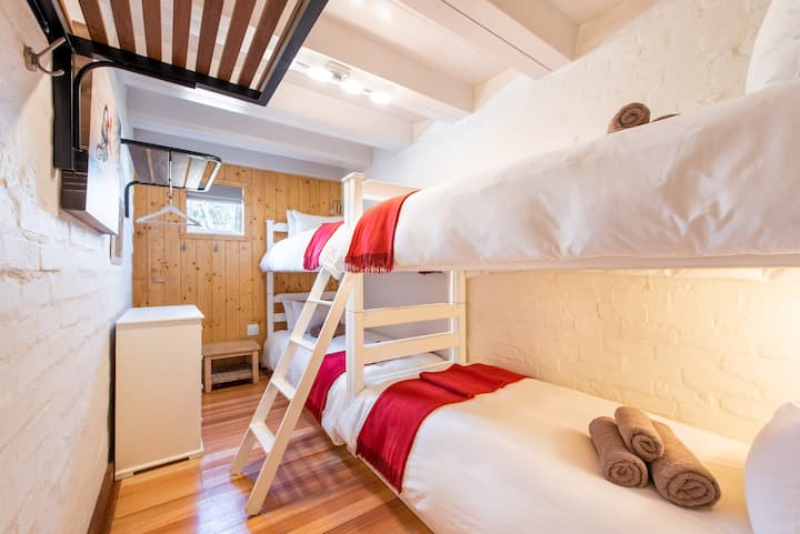 Family Room Shared Bathroom - Trails End Hotel - Grabouw