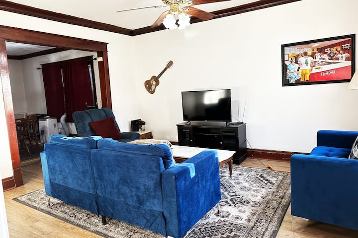 Budget Guest House #2. Private Parking & Backyard! - Milwaukee, WI