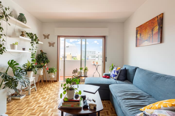 Welcome To A Cozy, Alive Bedroom - Faro
