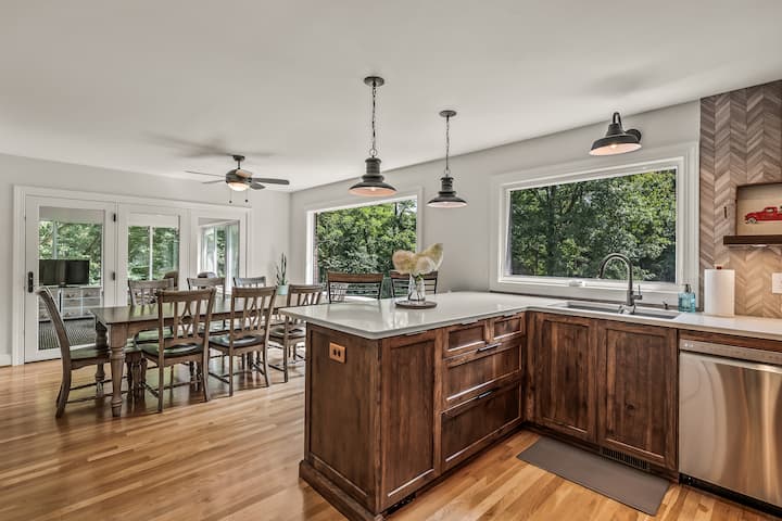 Spacious Ky Retreat • Gameroom • Relax & Entertain - Louisville, KY