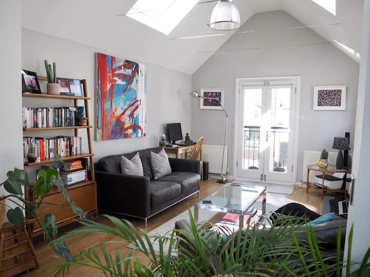 Can You Keep A Secret ? One The Mews Leigh On Sea. - 사우스엔드온시