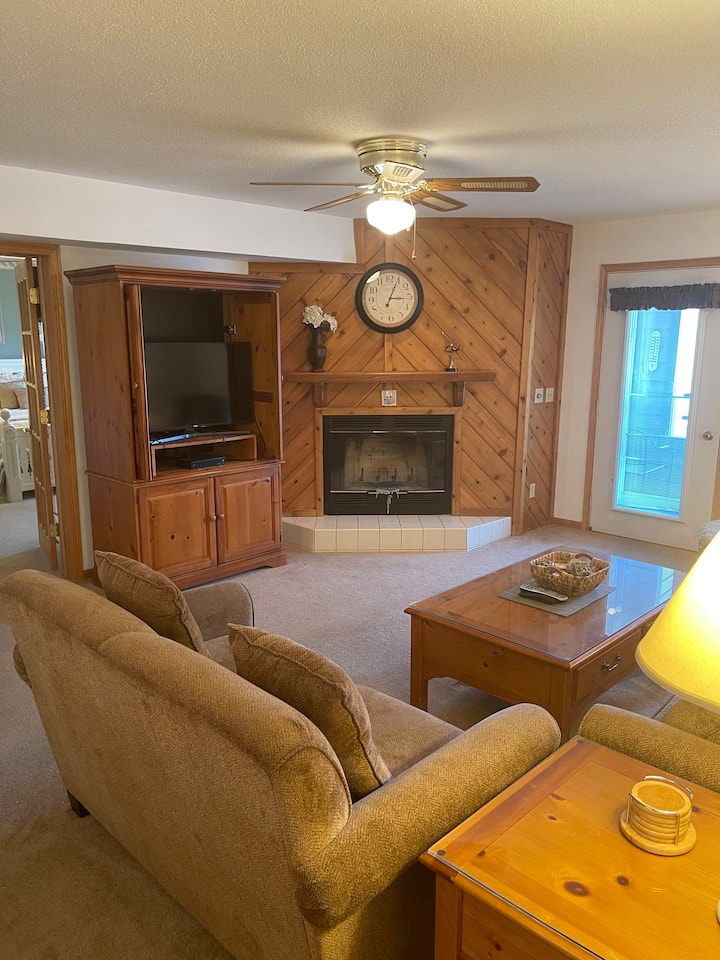 Spacious Lakeview Condo In Wisconsin Dells! - Lake Delton, WI