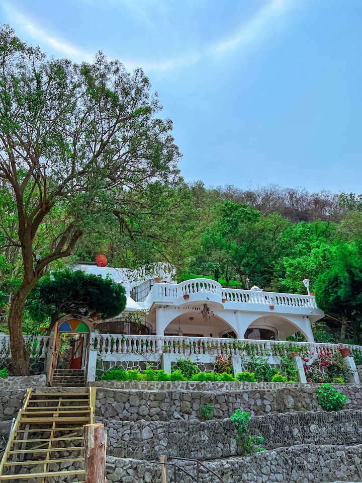 El Castillo En El Lago Atitlán - San Marcos La Laguna