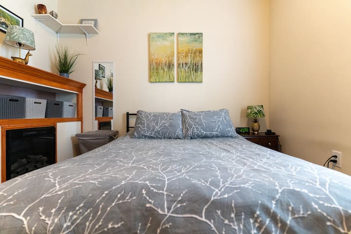 Pav's Place 1bd/1ba Private W/queen Bed! - Akron, OH