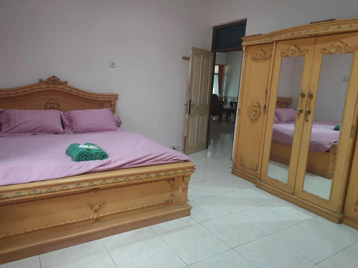 Kenzie Faiz Homestay, 3 Bedroom - Cirebon