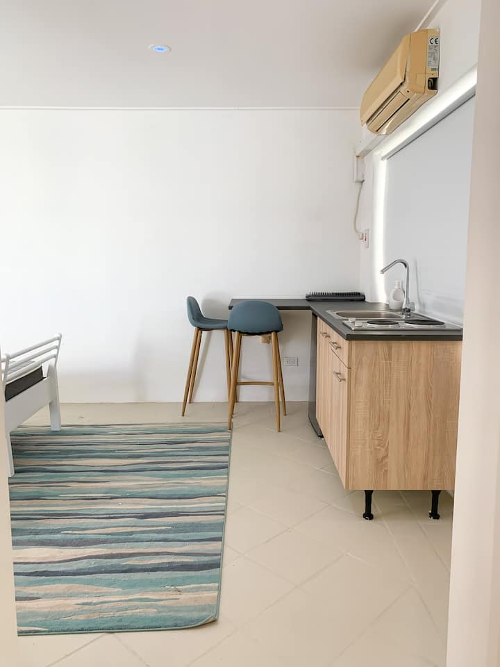 Simple Studio Apartment With Private Entrance. - Worthing