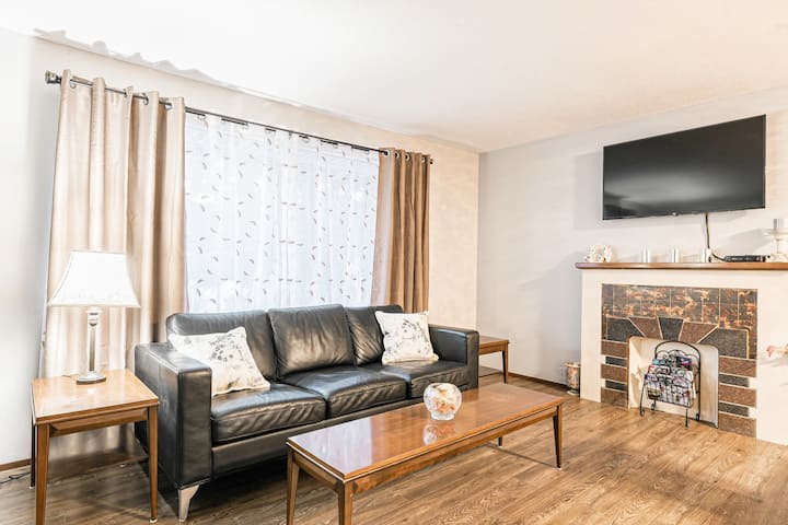 Entire House! 🏫Very Spacious, Center Location! - Wilder Institute/Calgary Zoo