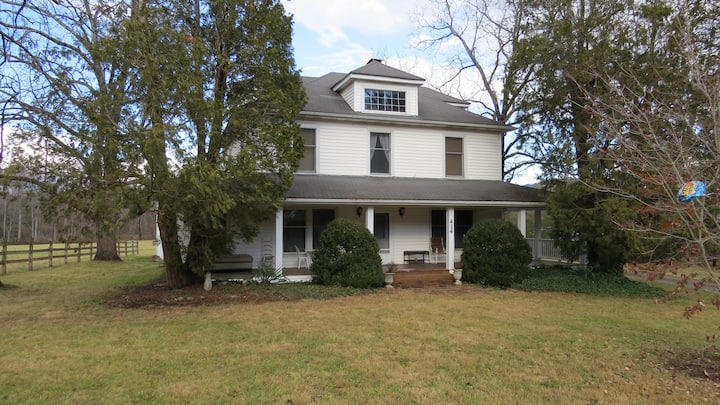 Rustic Charm Farmhouse 𓃗 3 Min. To Downtown - Black Mountain, NC