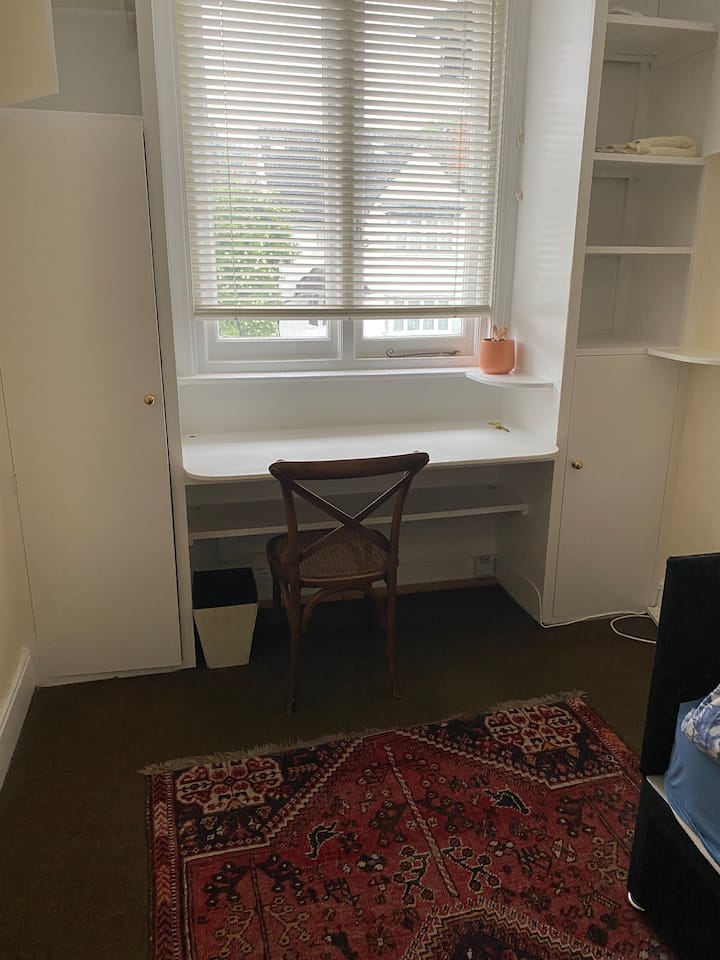 11 Lyndhurst Gardens N3 1ta - Edgware