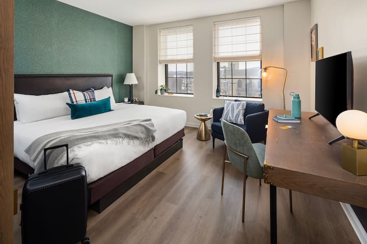 King Room Downtown - Newly Renovated! - Marquette, MI
