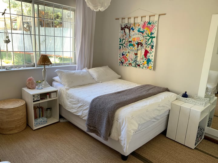 Cosy, Bright Bedroom For Travelling Woman - Kaapstad