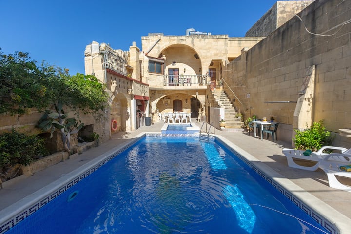 Unique Escape For 21: Huge House & Pool Epic Fun! - Malta
