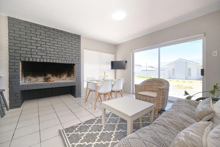 Land's Edge Fire Daisy Downstairs Apt - Solar - Struisbaai