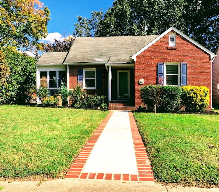 Clean & Charming Home Steps From Carytown! - 리치먼드