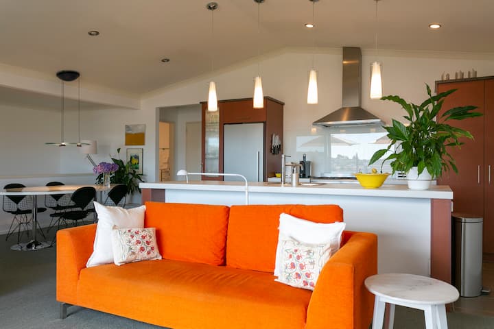 2 Storey Lakehouse- Stroll To Beach, Sailing Club. - Taupō
