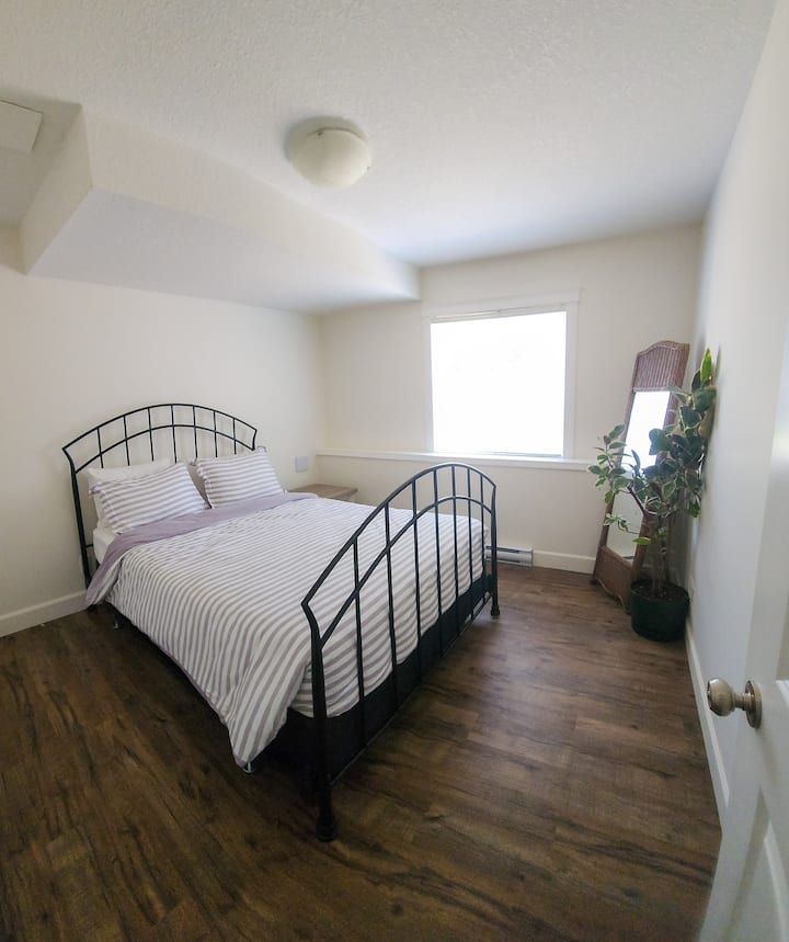 Coastal Retreat 2 Bedroom Suite - Vancouver Island