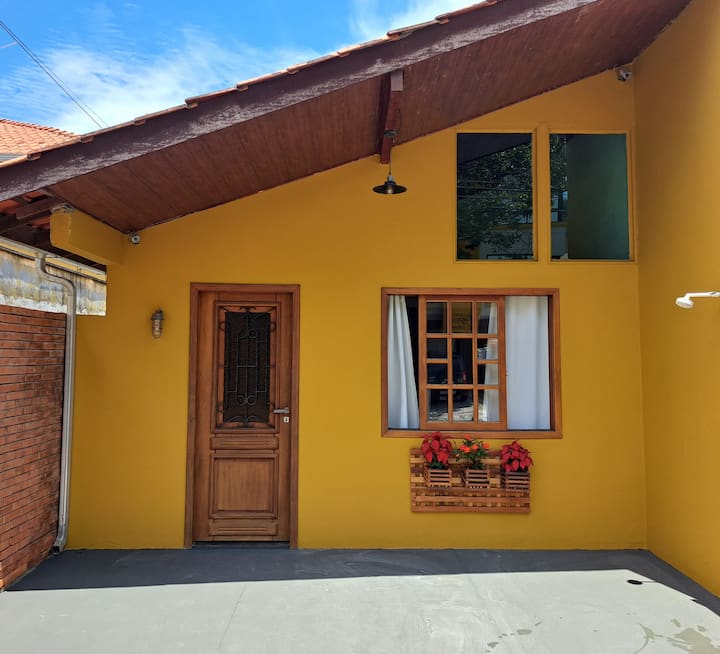 Casa Amarela - Bombinhas . 2 Dormitórios - Bombinhas